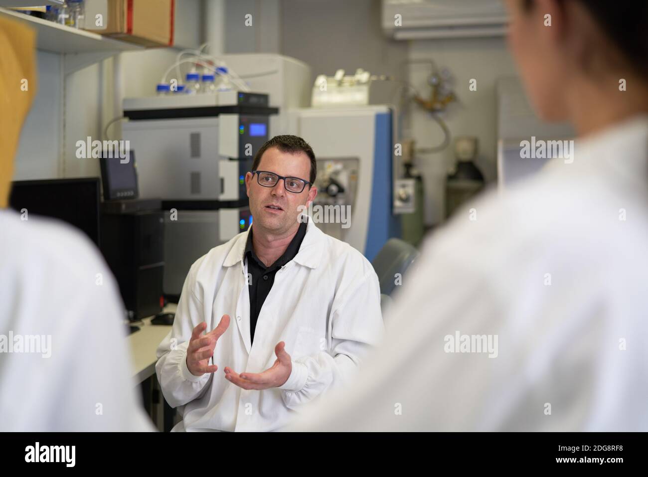 Medical research laboratory scientists talking hi-res stock photography ...