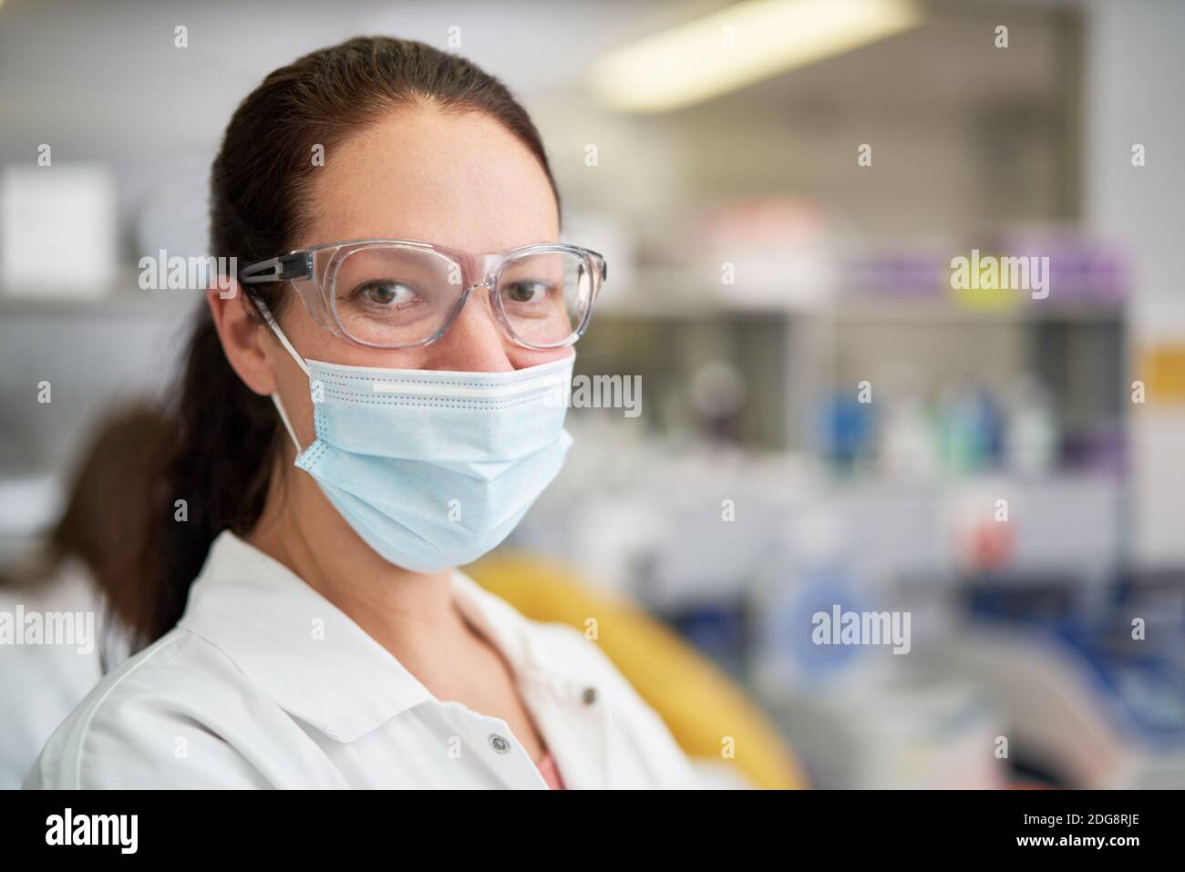 Scientist face hi-res stock photography and images - Alamy
