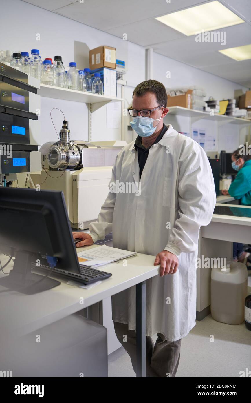 Microbiology lab computer hi-res stock photography and images - Alamy