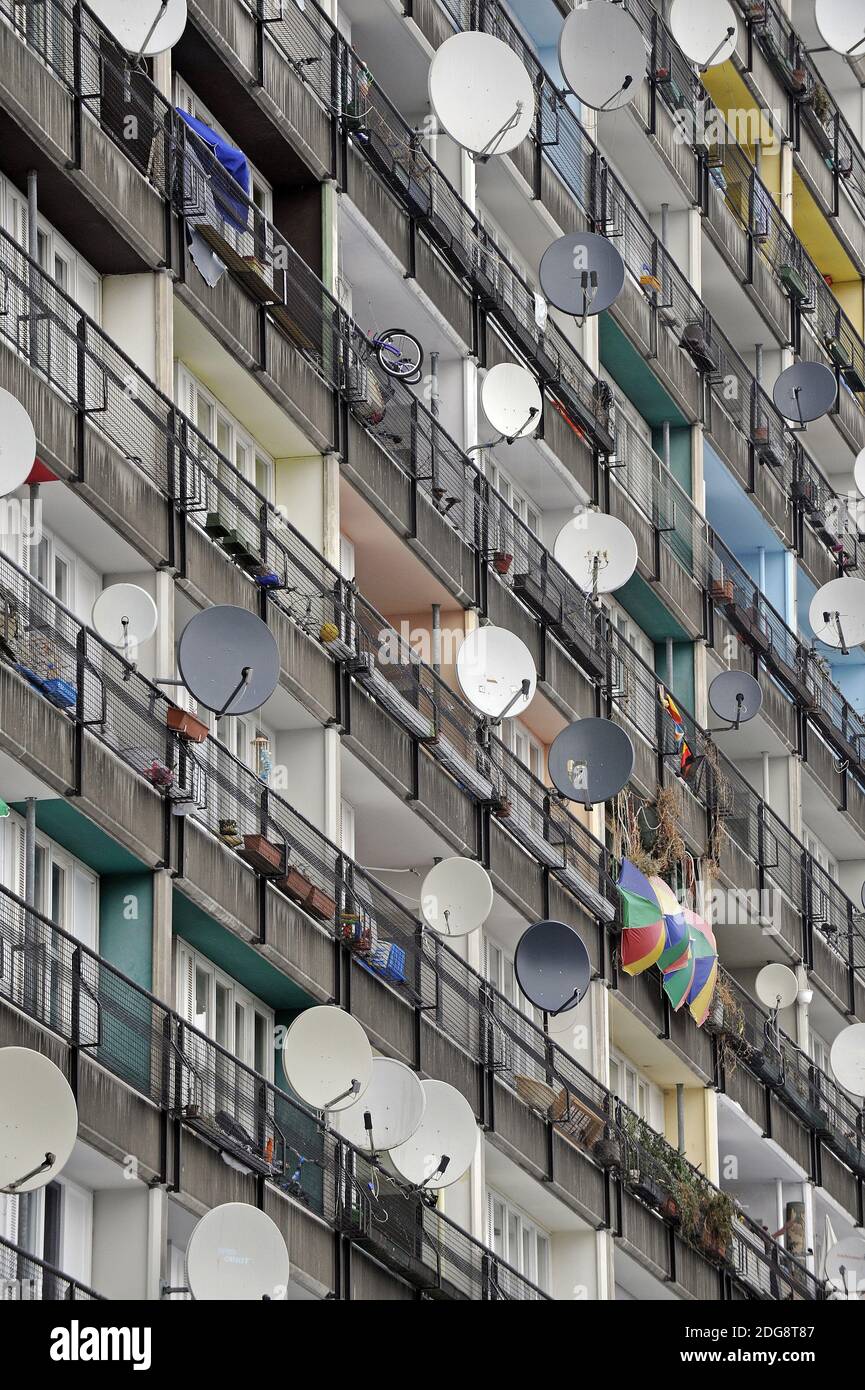 Satellitenschüsseln an einer 70ziger Jahre Mietskaserne in Berlin Stock ...