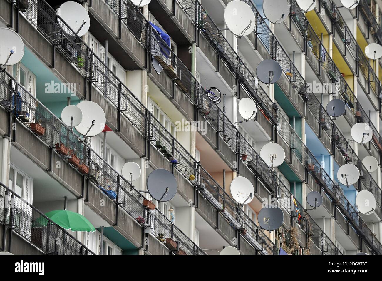 Satellitenschüsseln an einer 70ziger Jahre Mietskaserne in Berlin Stock ...