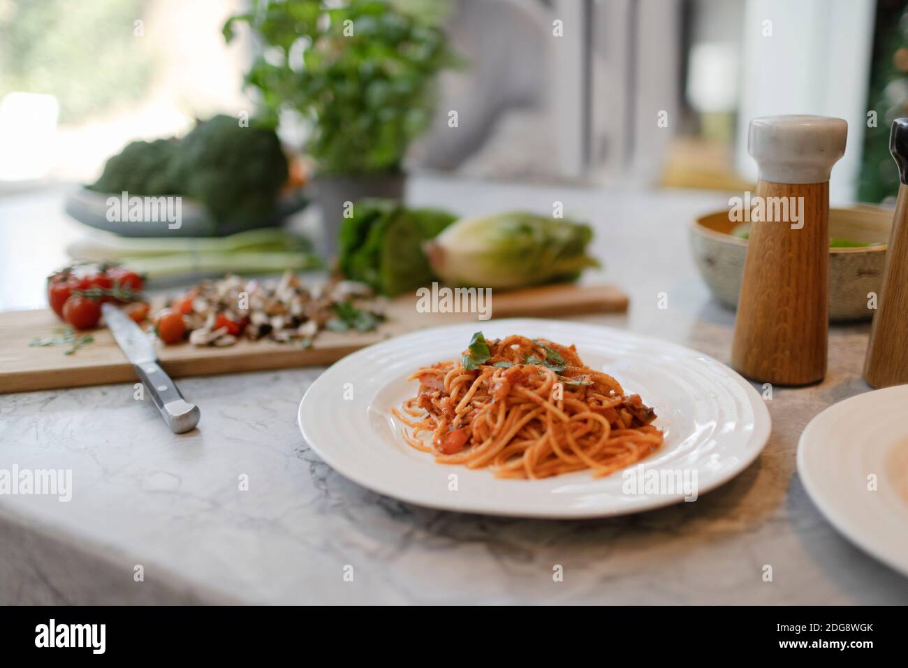 Still life fresh plate of spaghetti on kitchen counter Stock Photo - Alamy