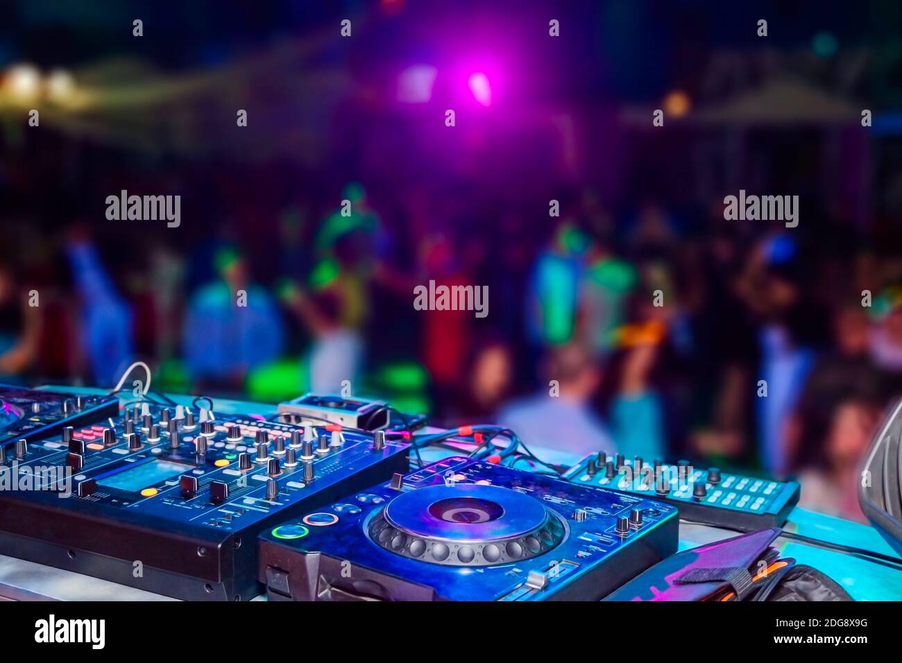 Dj workstation console hi-res stock photography and images - Alamy