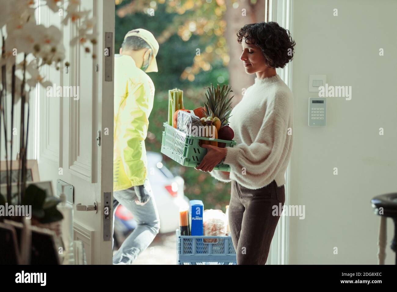 Woman door delivery hi-res stock photography and images - Alamy