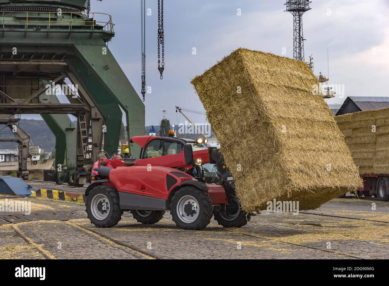 Farm telehandler hi-res stock photography and images - Alamy