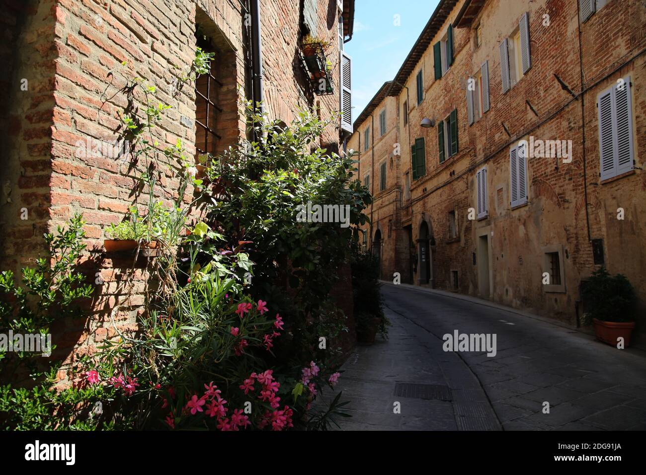 Alley in the village of Citta della Pieve, Italy Stock Photo - Alamy
