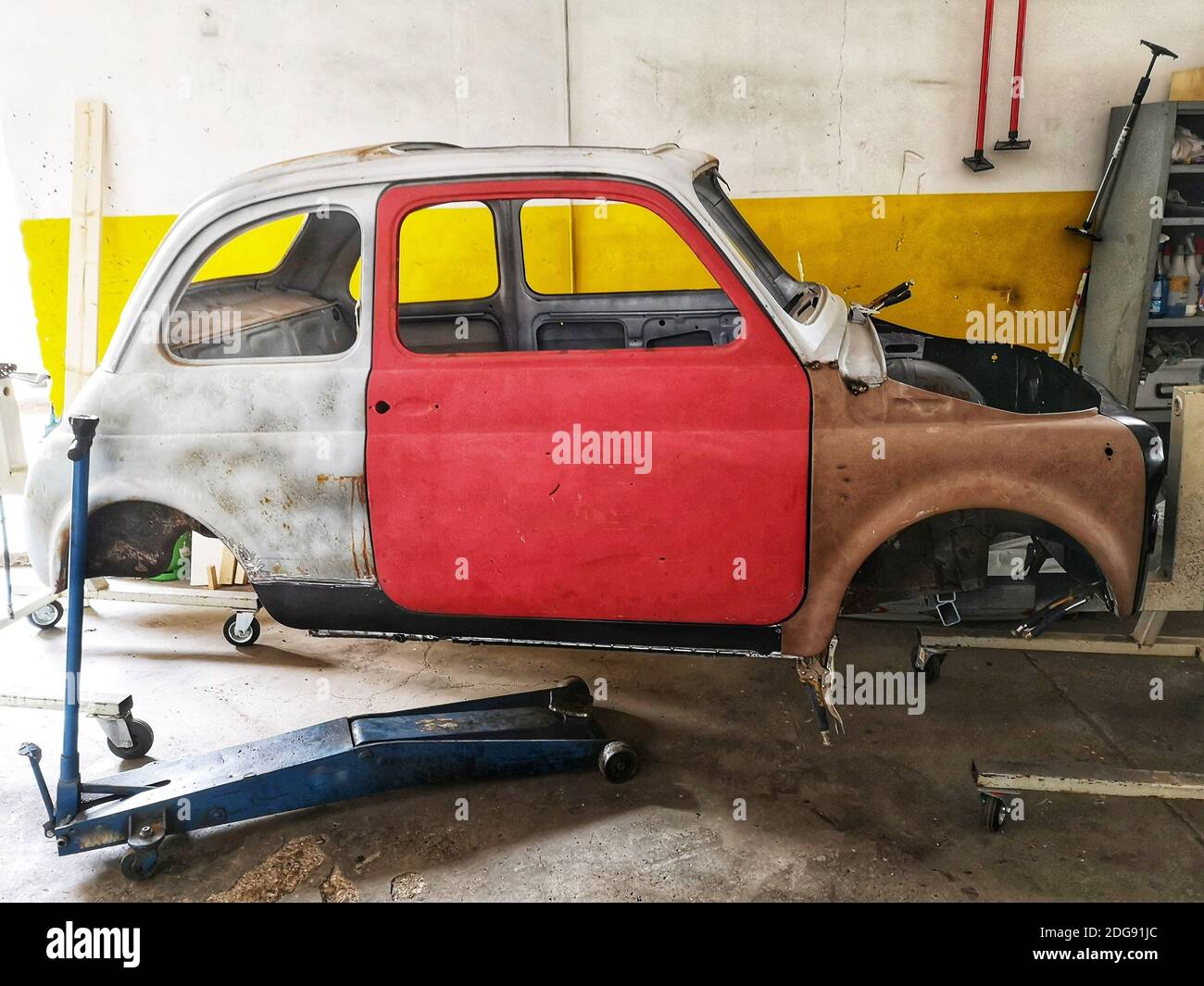 Retro auto shop hi-res stock photography and images - Alamy