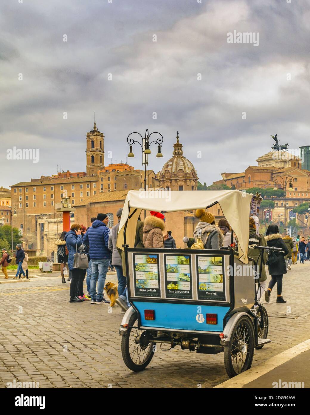 Rome italy tourist crowd pedestrian hi-res stock photography and images ...