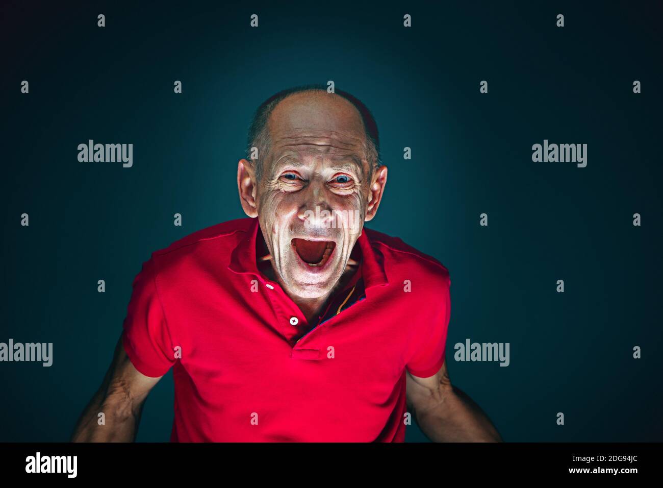 Screaming. Portrait of crazy scared and shocked caucasian man isolated ...