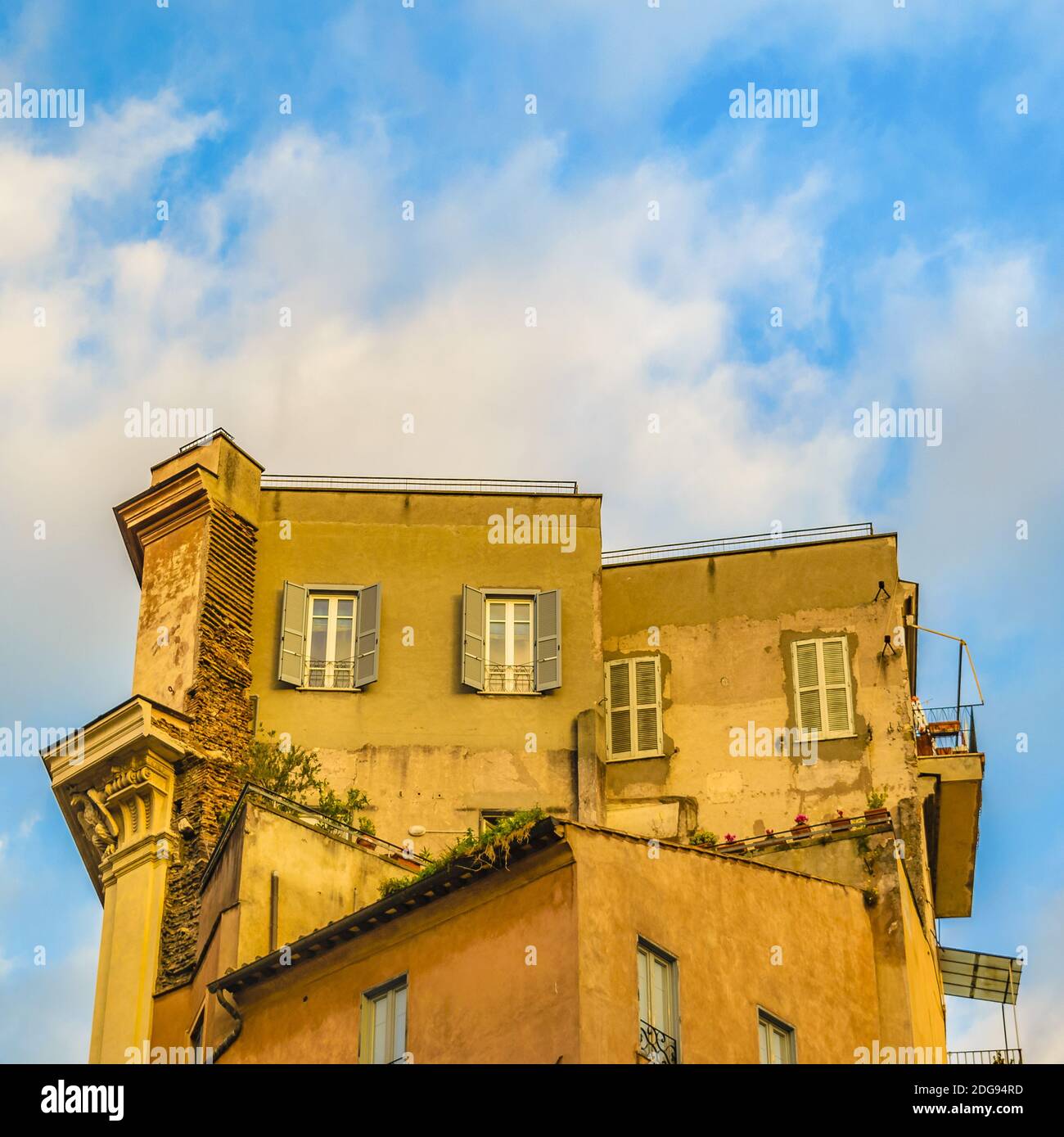 Rome apartment building exterior hi-res stock photography and images ...