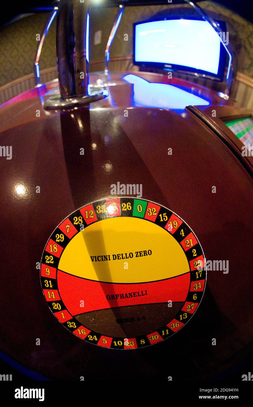 Roulette table slots hi-res stock photography and images - Alamy