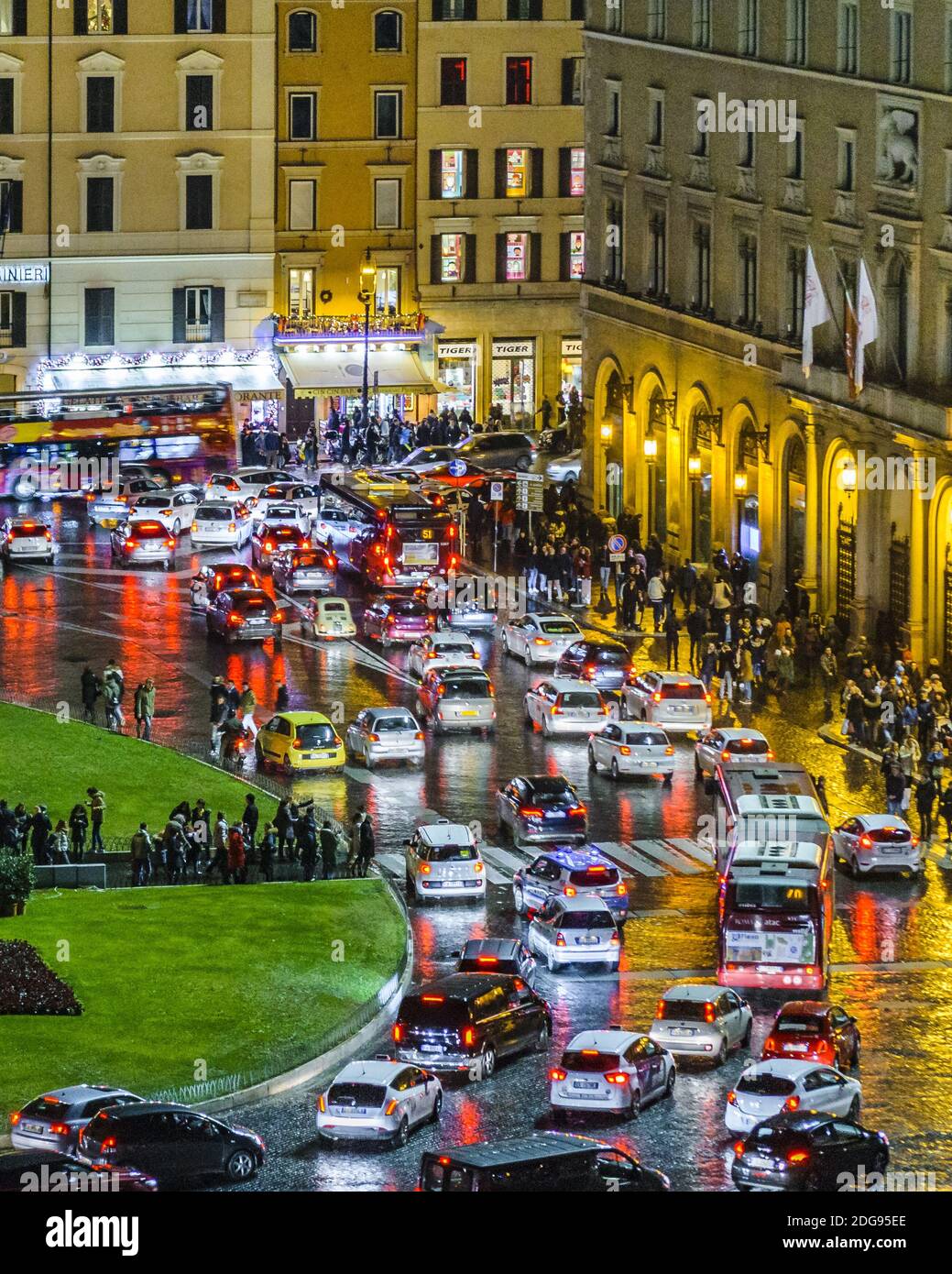 Piazza Venezia Night Scene, Rome, Italy Stock Photo - Alamy