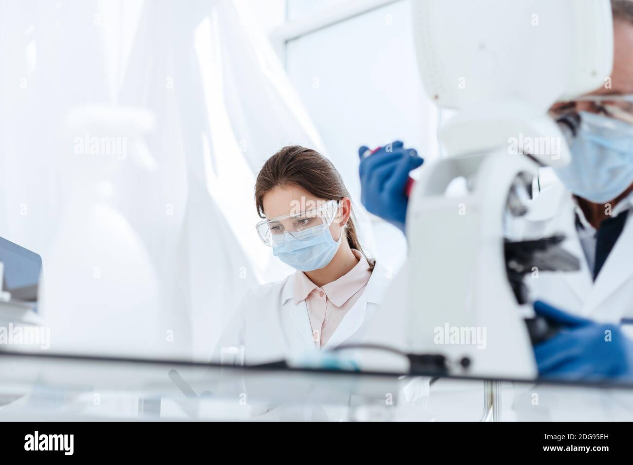 Group of female research scientists hi-res stock photography and images ...