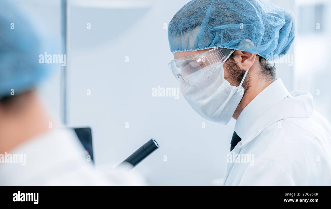 Close up scientists working in hi-res stock photography and images - Alamy