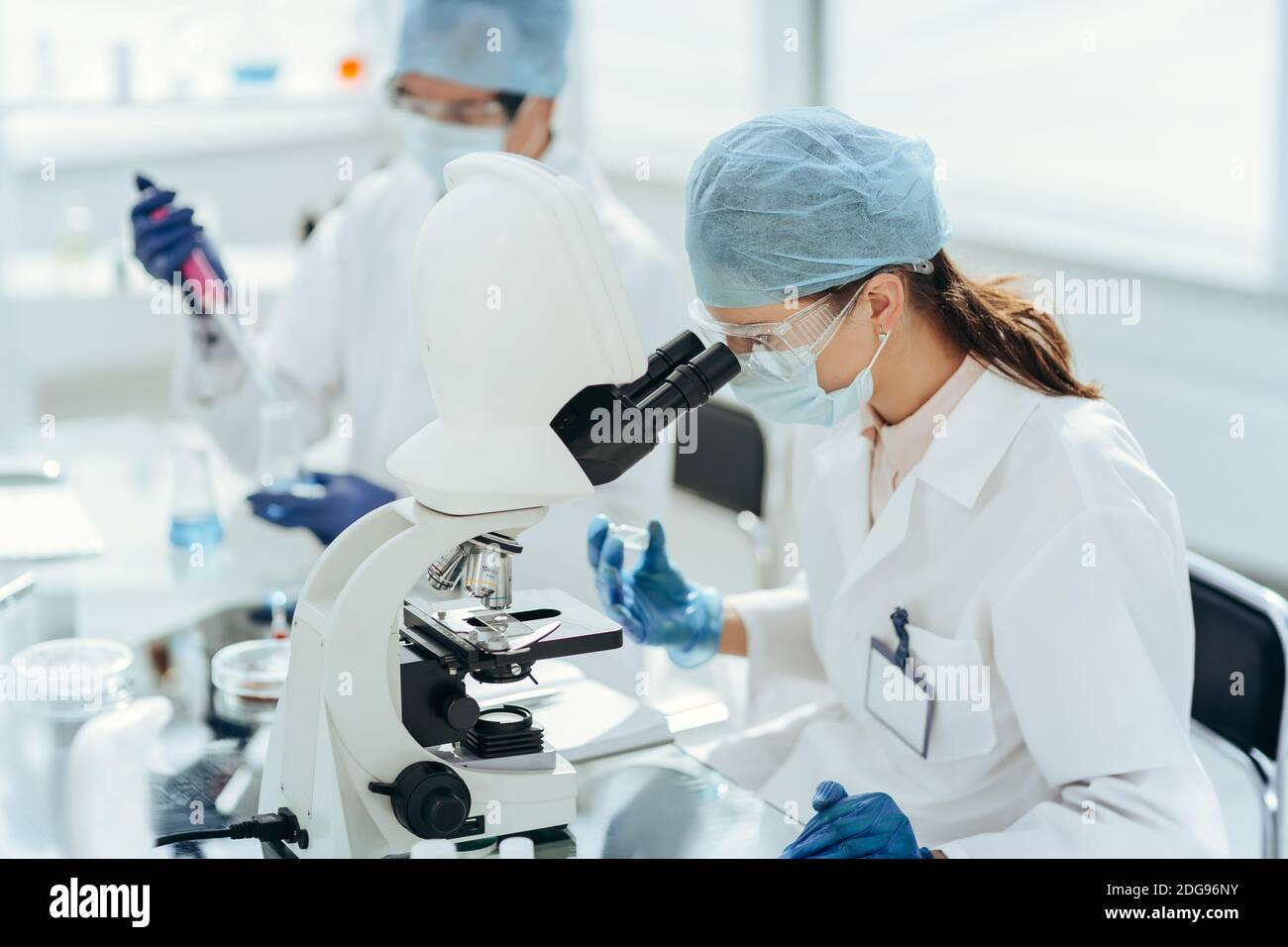 laboratory technician conducts testing in the laboratory Stock Photo ...
