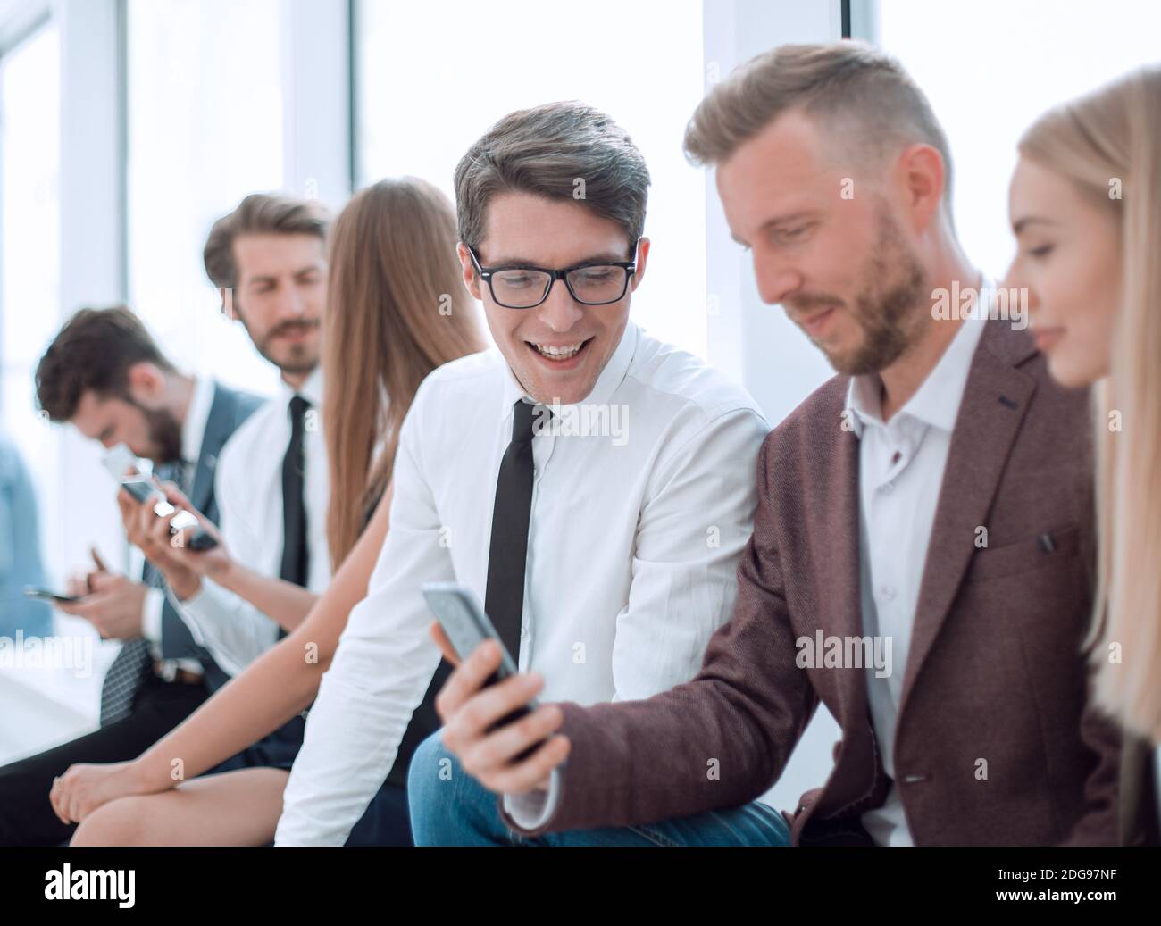 employees discussing online information sitting in the office lo Stock ...