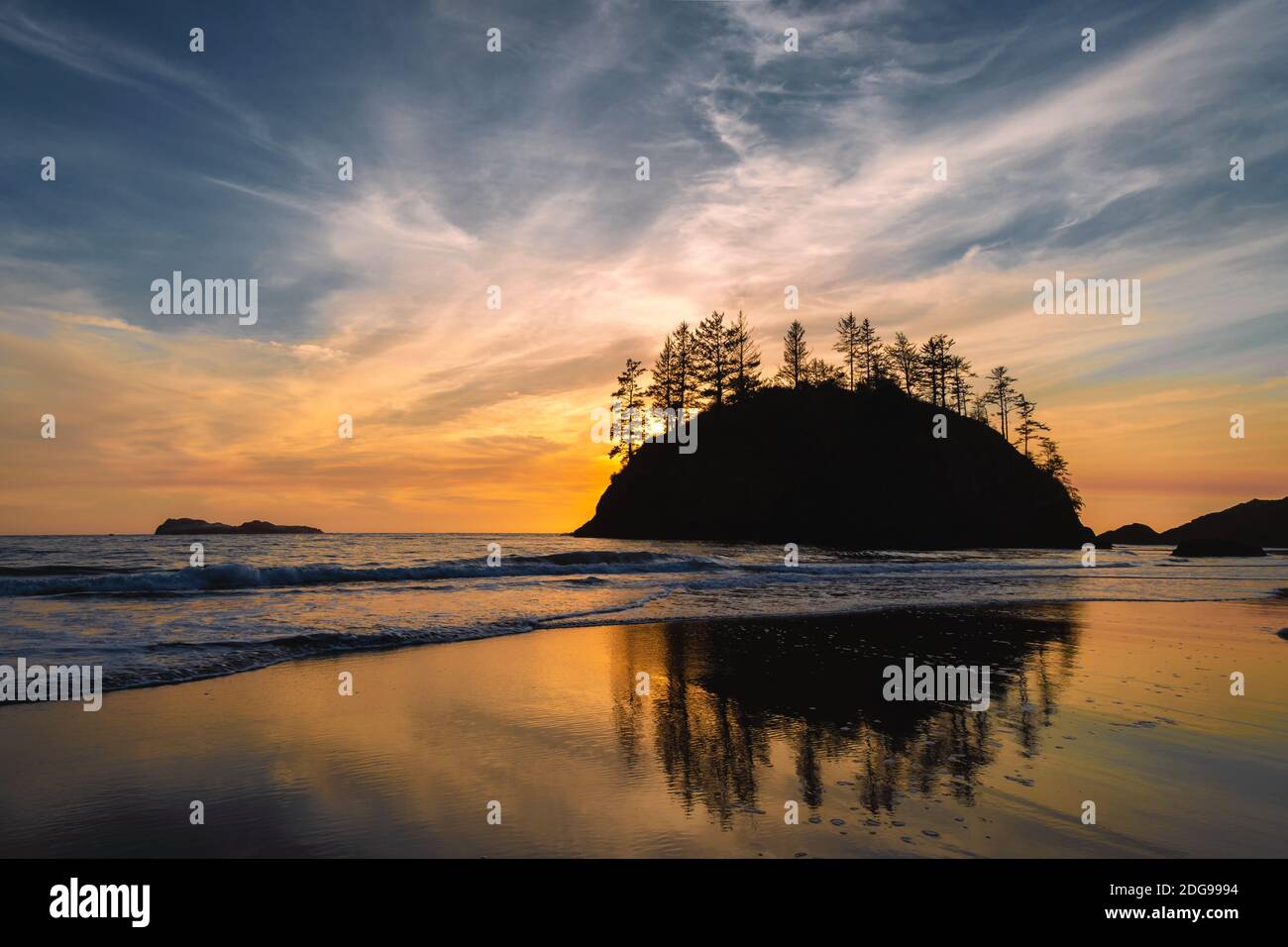 Rocky Beach Scene High Resolution Stock Photography and Images - Alamy