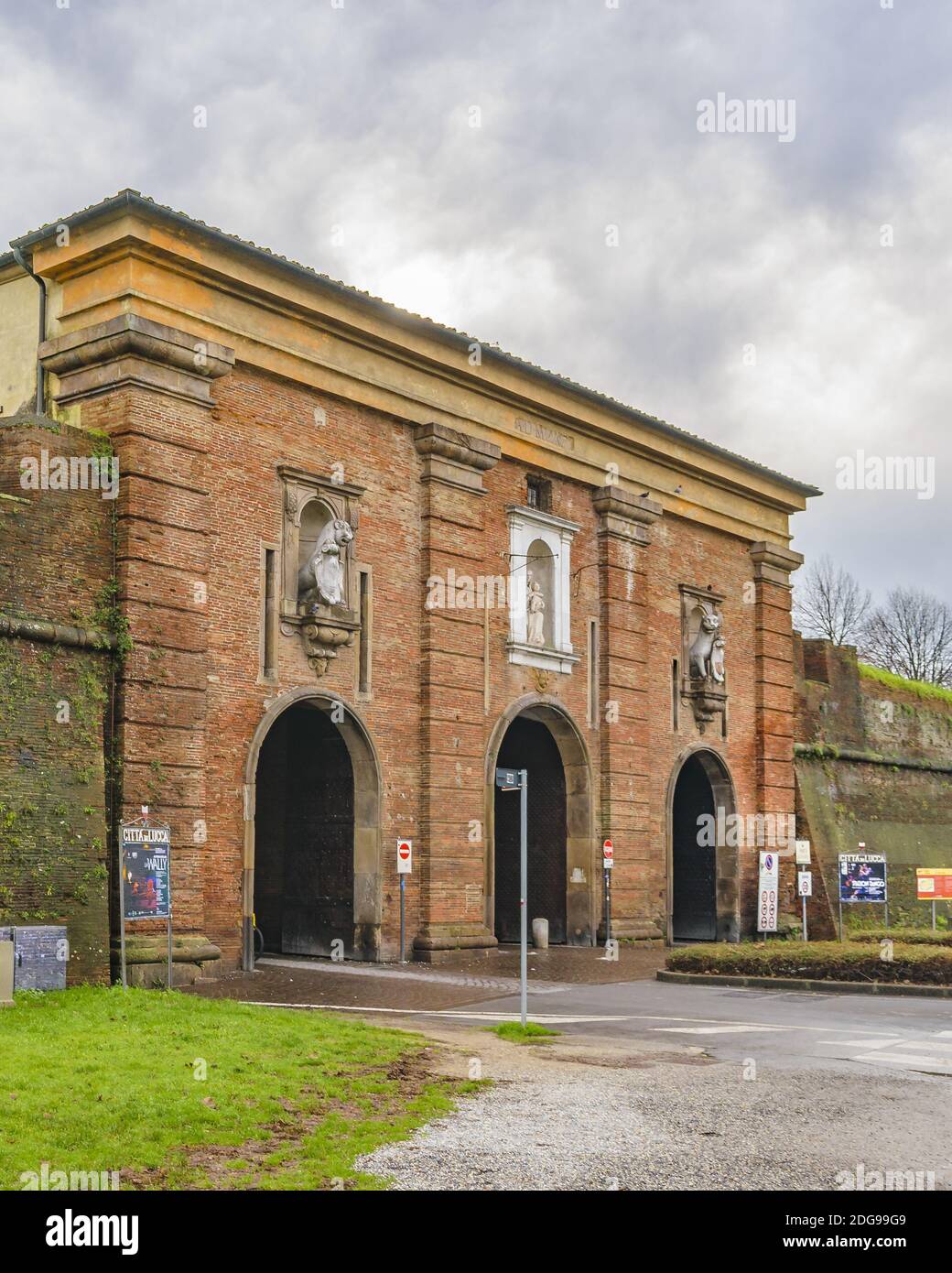 Lucca medieval gate hi-res stock photography and images - Alamy