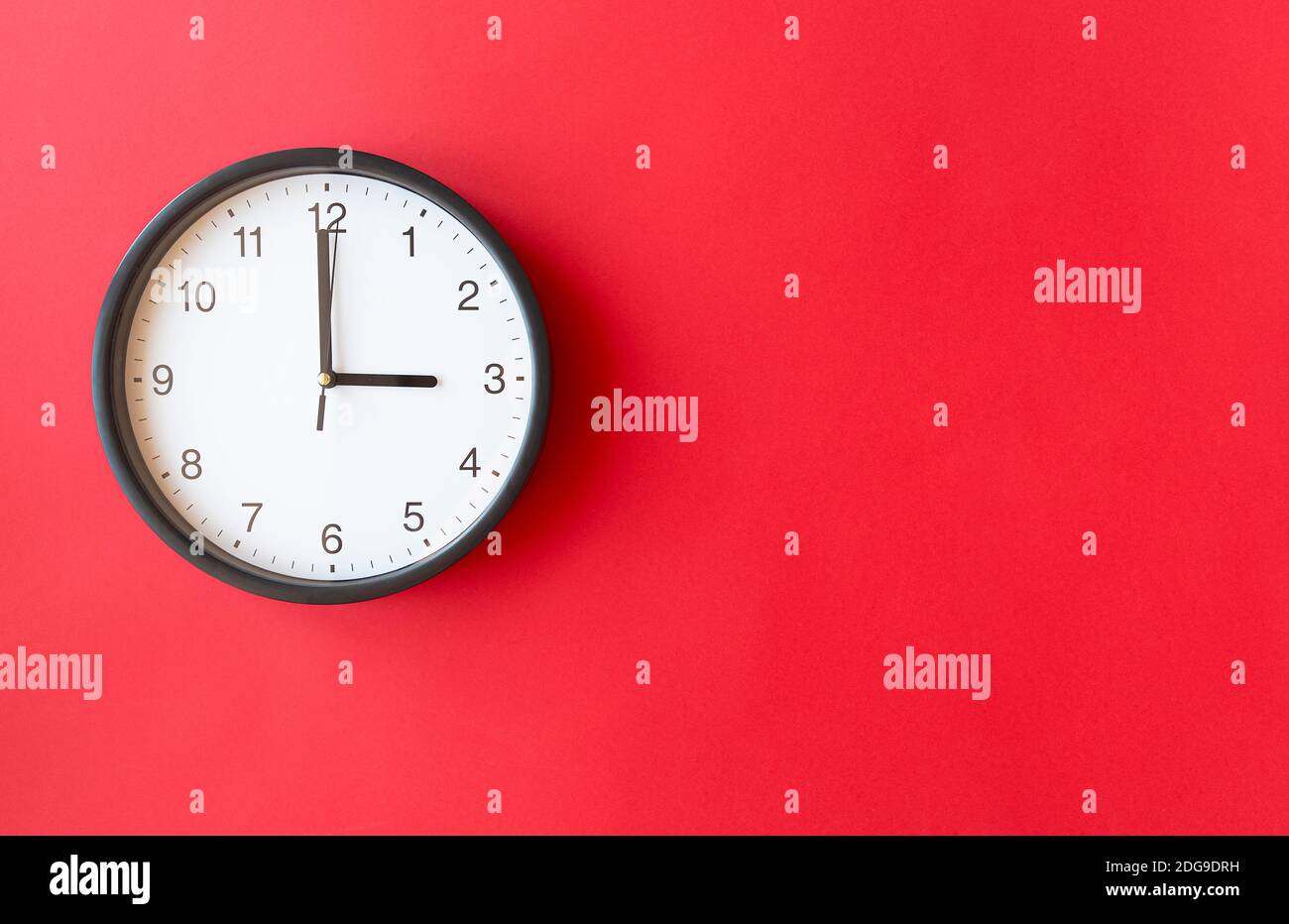 Clock face showing time three hi-res stock photography and images - Alamy