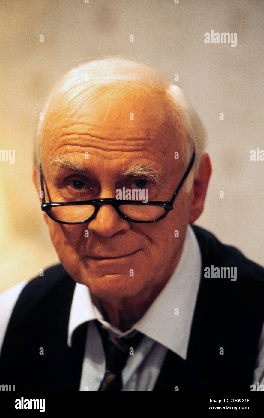 Porträt vom Schauspieler LORIOT mit Brille, 1998. Portrait of actor ...