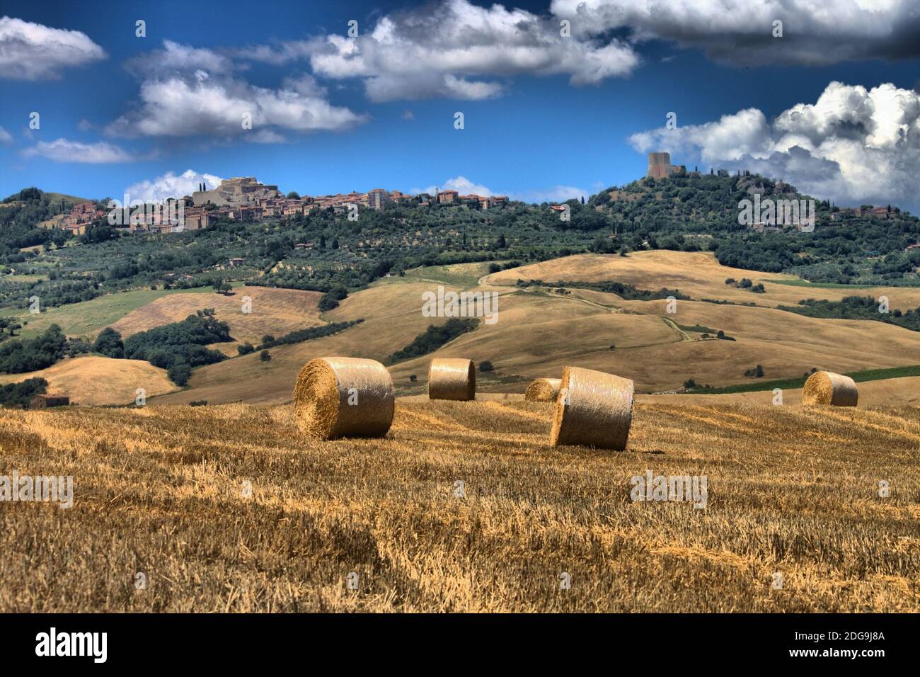 Landscape of Tuscany with hay bales, Italy Stock Photo - Alamy