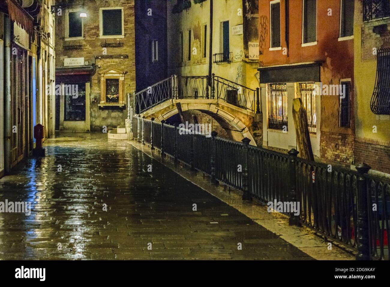 Rainy night street scene hi-res stock photography and images - Alamy