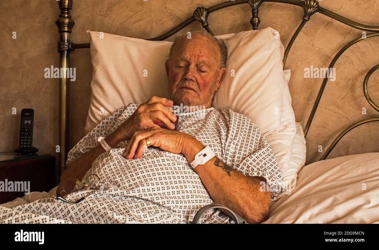 Elderly man in hospital bed Stock Photo - Alamy