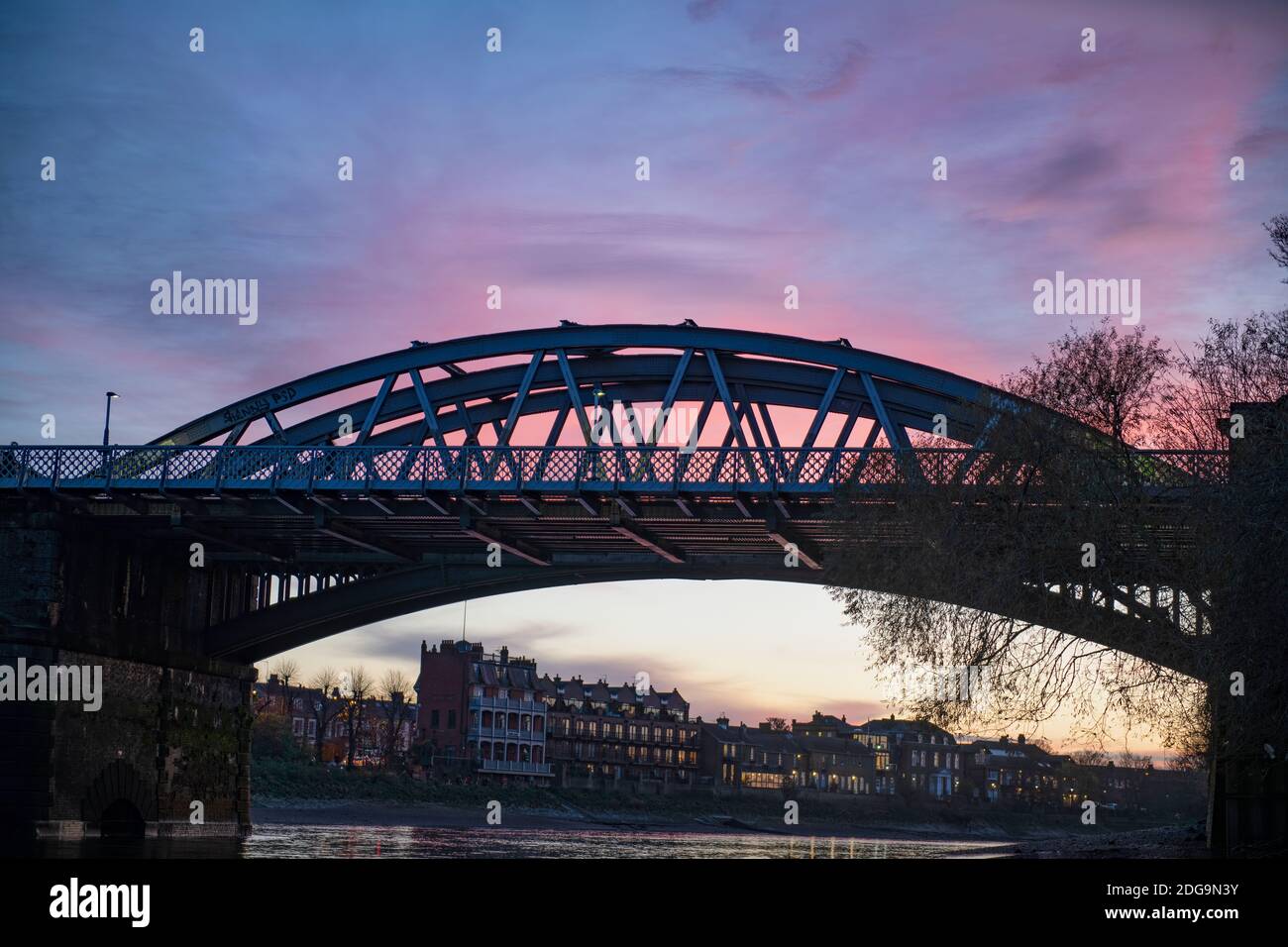 Barnes railway bridge hi-res stock photography and images - Alamy