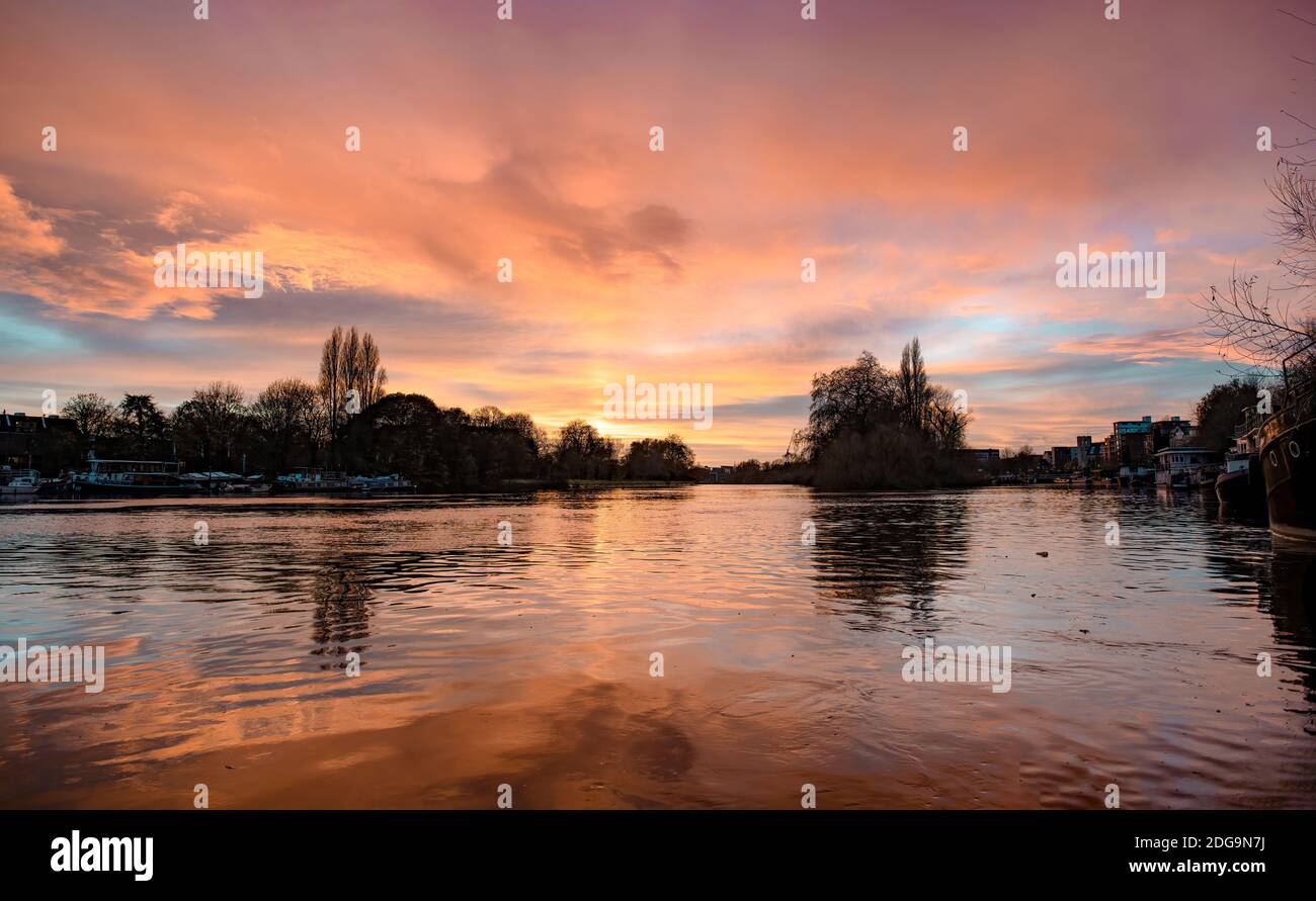 Kew bridge hi-res stock photography and images - Alamy