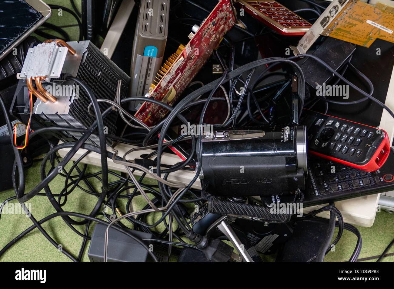 Pile of assorted electronic products e-waste Stock Photo - Alamy