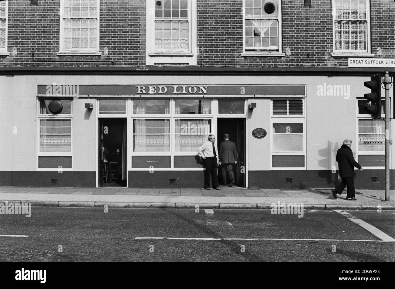 1970s british pub counter hi-res stock photography and images - Alamy
