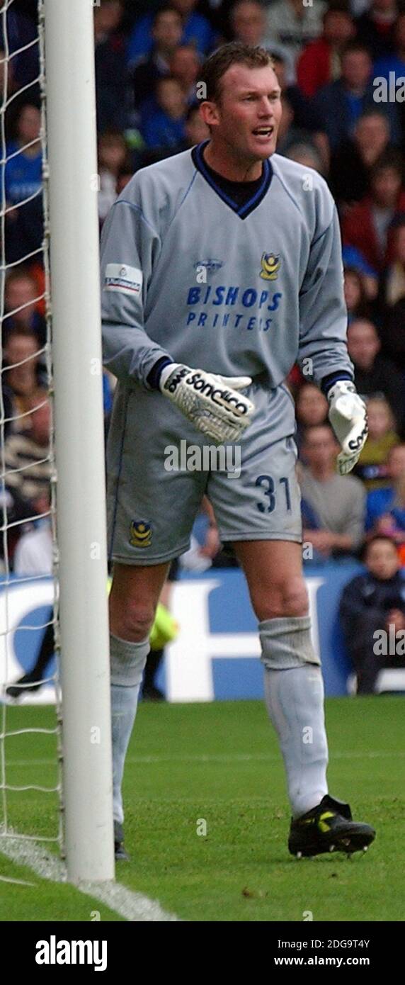 PORTSMOUTH GOALKEEPER DAVE BEASANT V SHEFF. UTD 2001 Stock Photo - Alamy