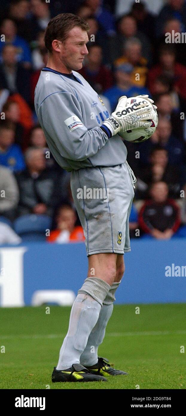 PORTSMOUTH GOALKEEPER DAVE BEASANT V SHEFF. UTD 2001 Stock Photo - Alamy