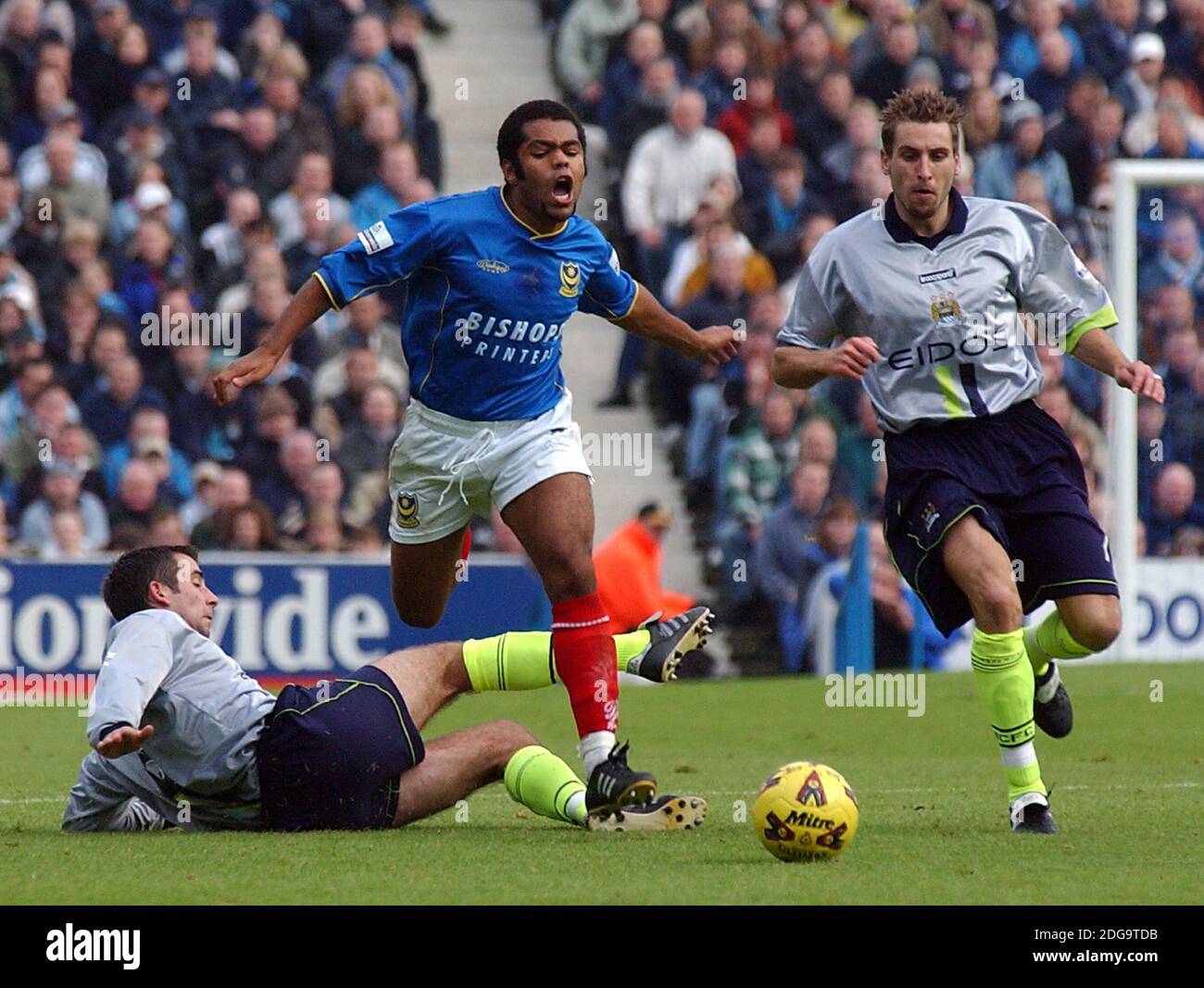 PORTSMOUTH'S KEVIN HARPER V MAN. CITY 2001 Stock Photo - Alamy