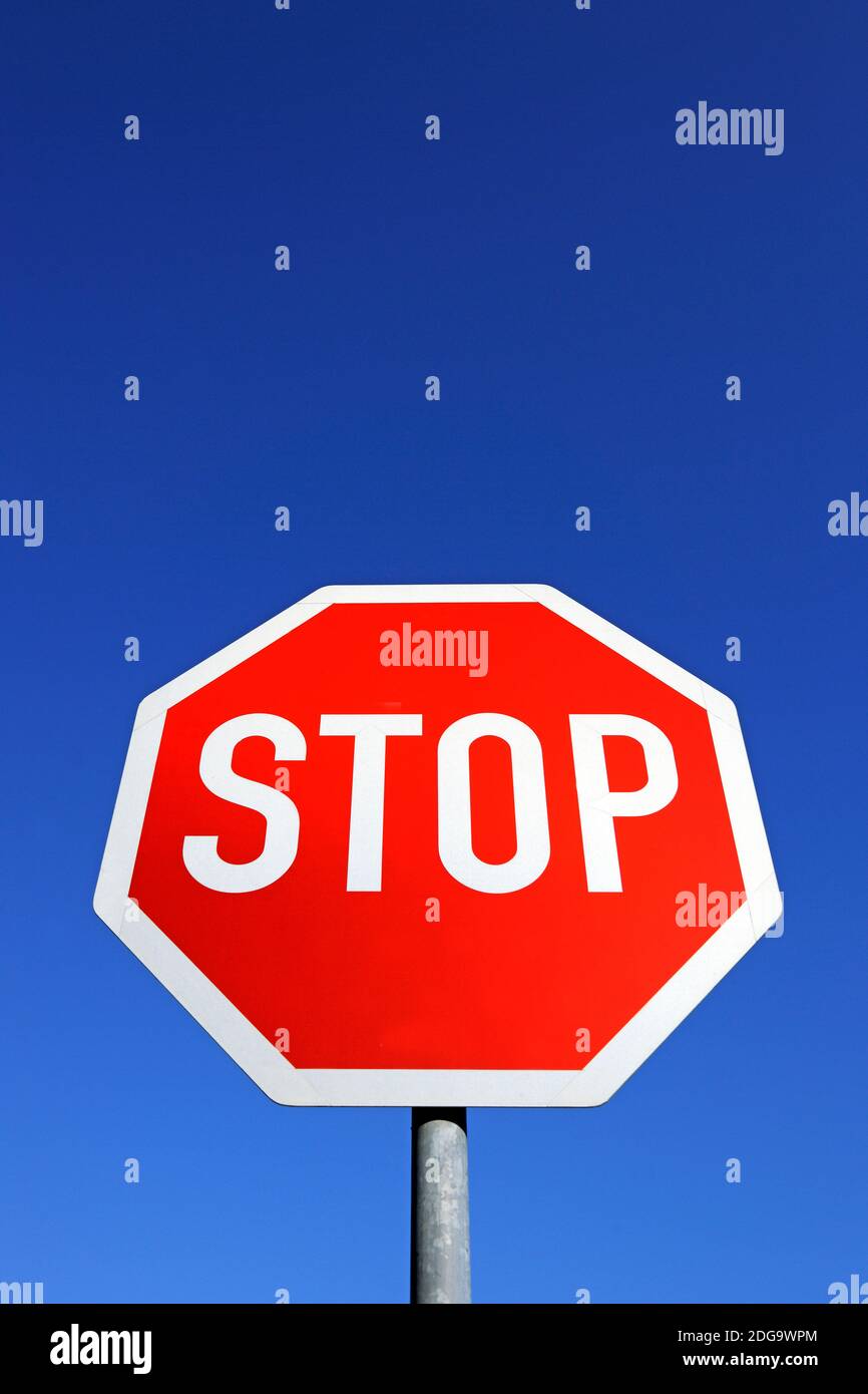 Stop Schild vor blauem Himmel Stock Photo - Alamy