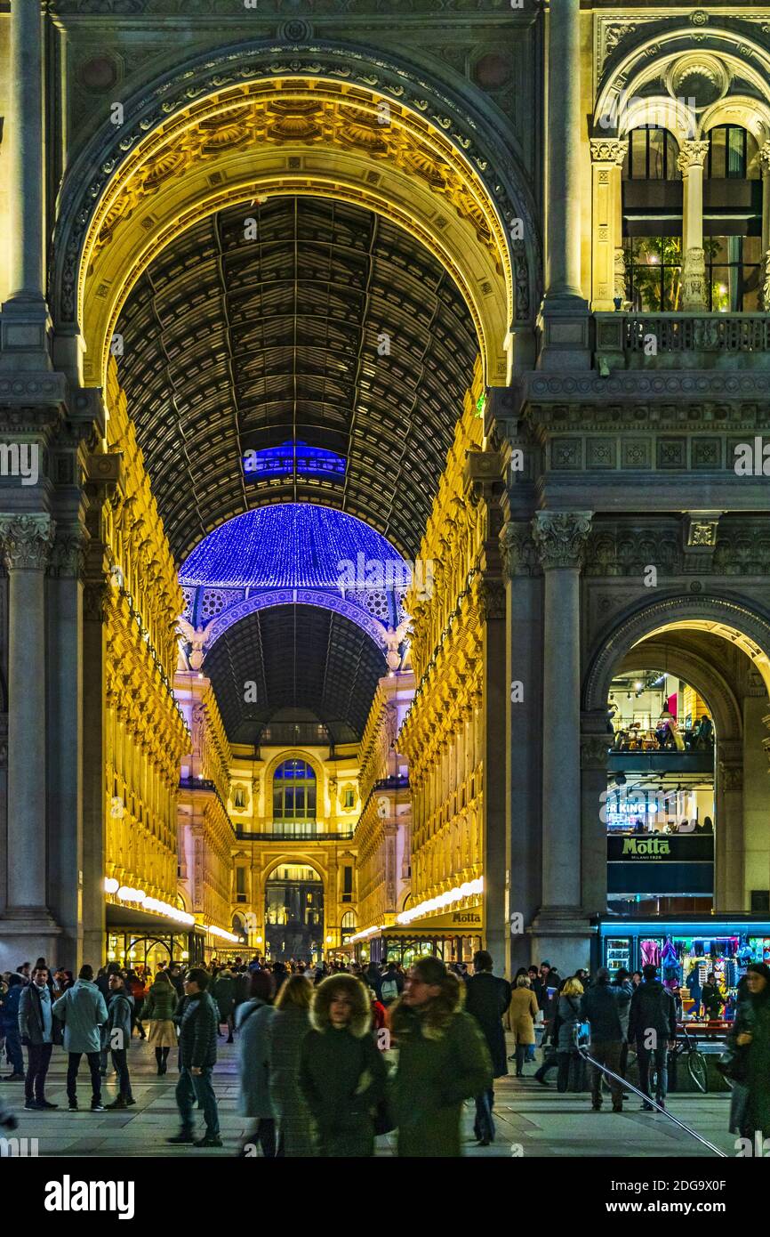 Piazza night scene hi-res stock photography and images - Alamy