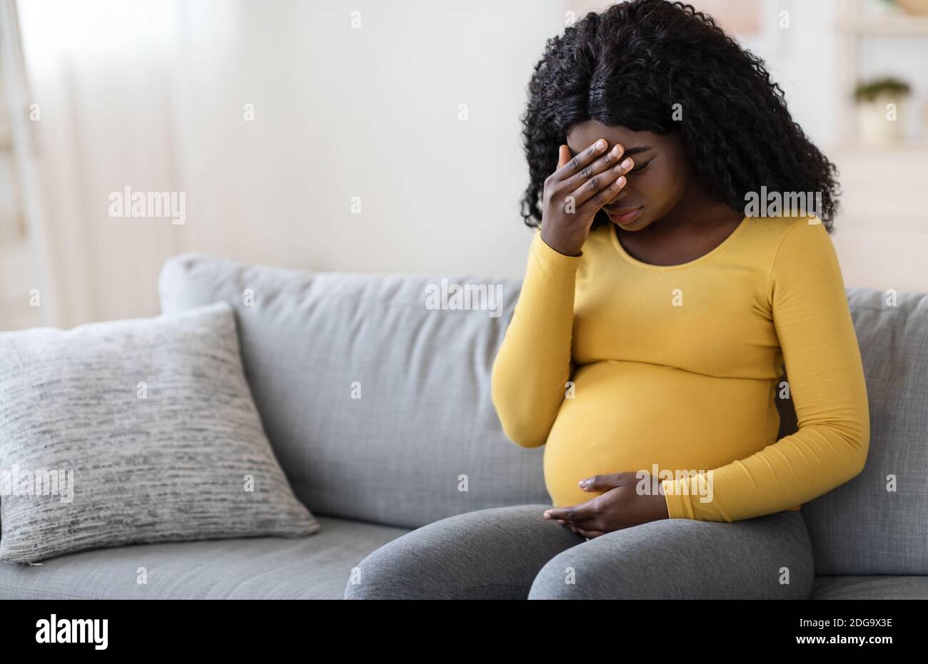 Sad pregnant woman hi-res stock photography and images - Alamy
