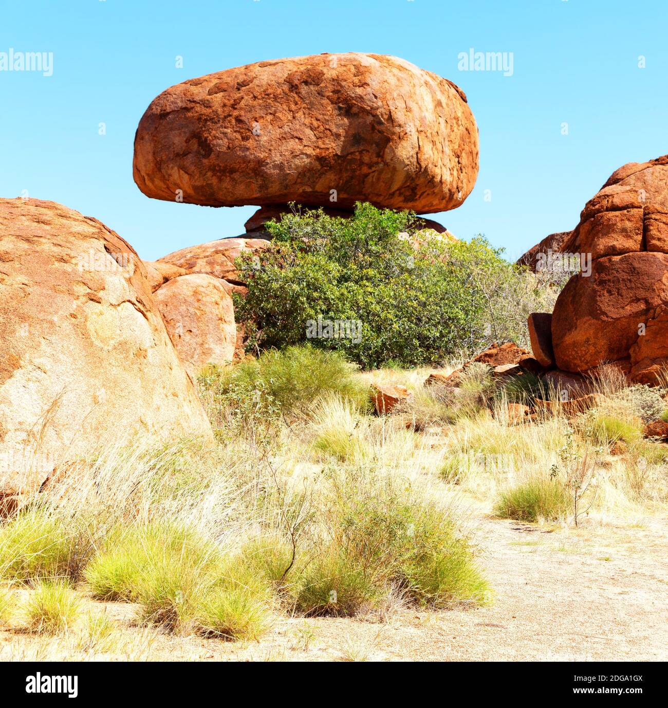 Formation rock australia balance hi-res stock photography and images ...