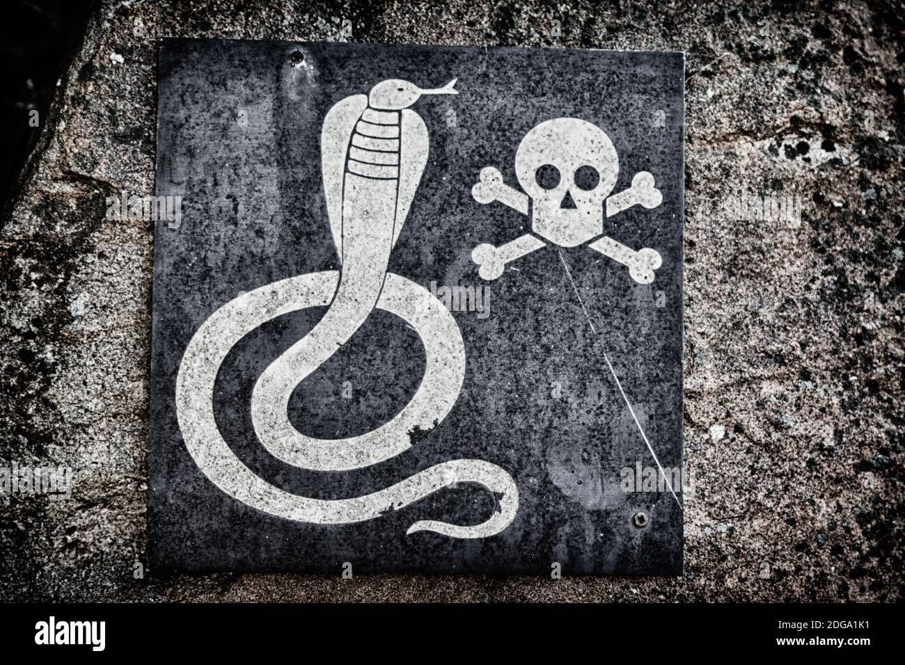 Snake bite warning sign hi-res stock photography and images - Alamy