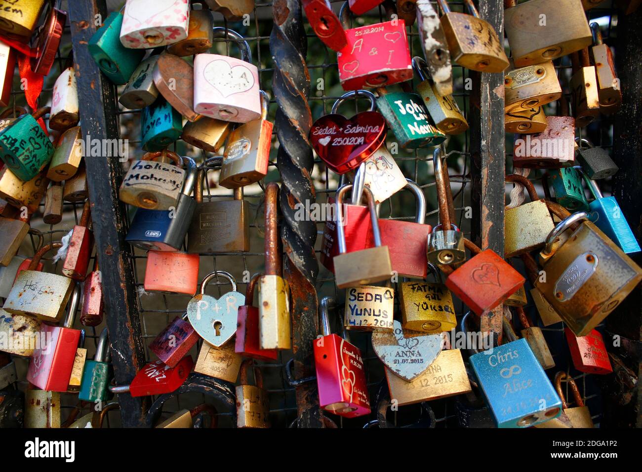 "Liebesschloesser" (love locks) an Bruecke, Wien, Oesterreich/ Vienna ...