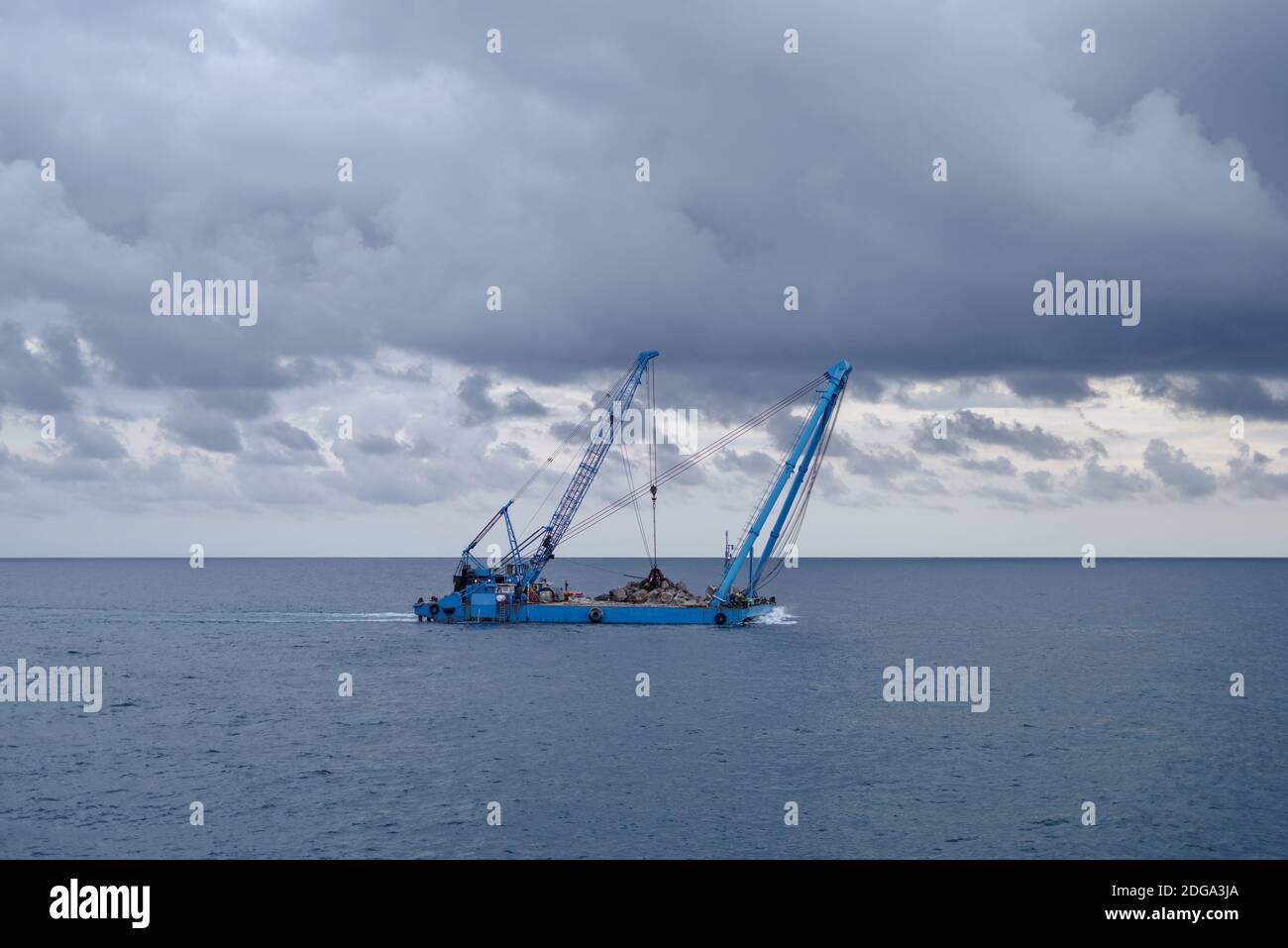 Floating work platform barge crane hi-res stock photography and images ...