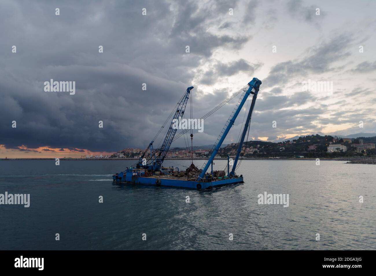 Floating work platform barge crane hi-res stock photography and images ...