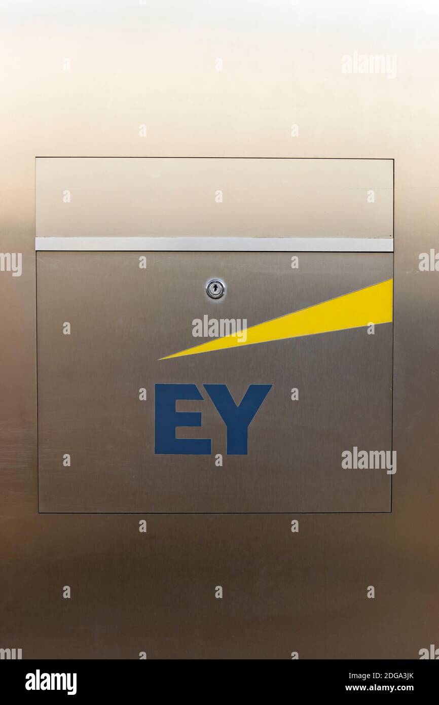 Ey logos hi-res stock photography and images - Alamy