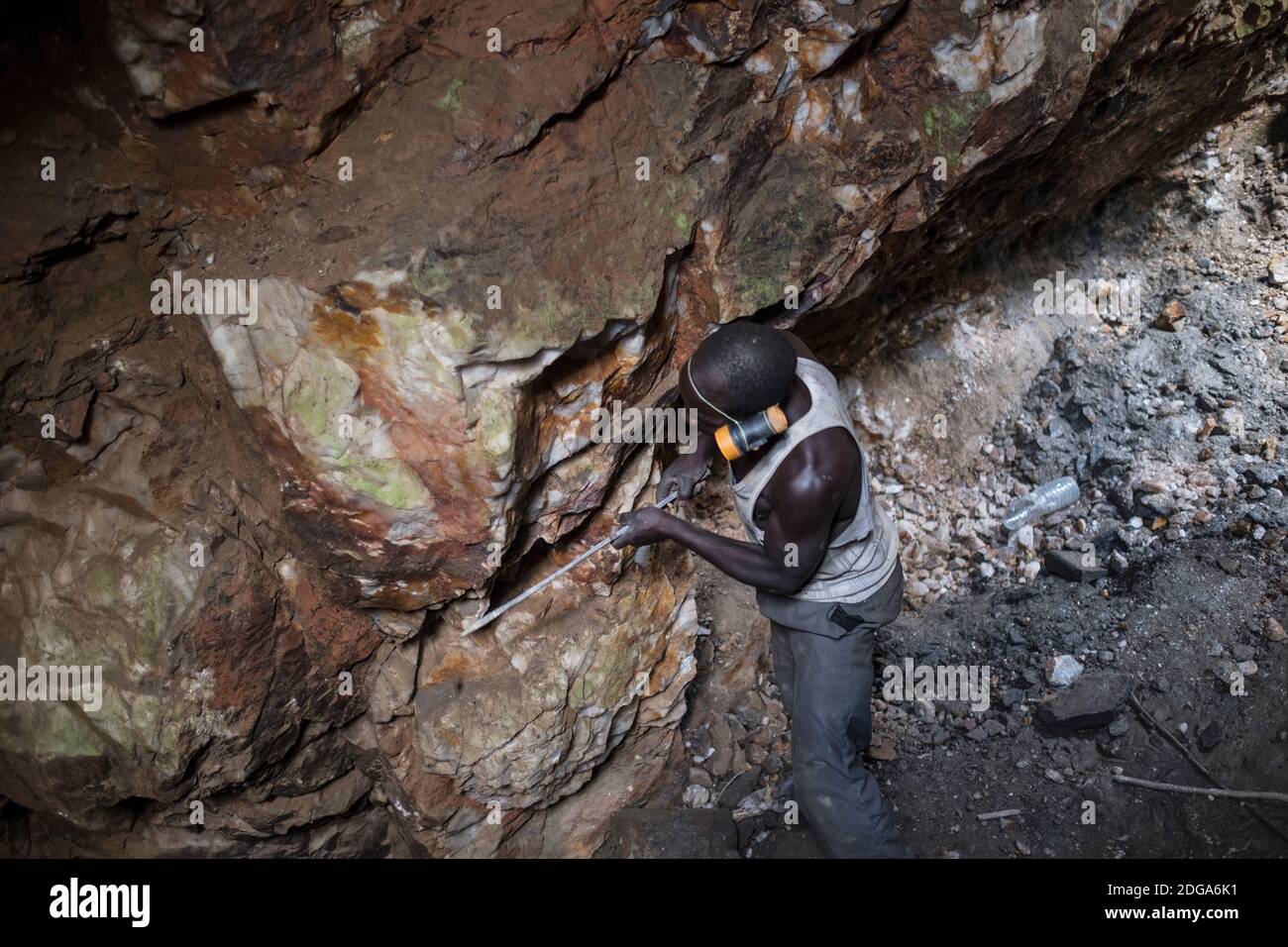 Artisanal illegal mining in Uganda Stock Photo - Alamy