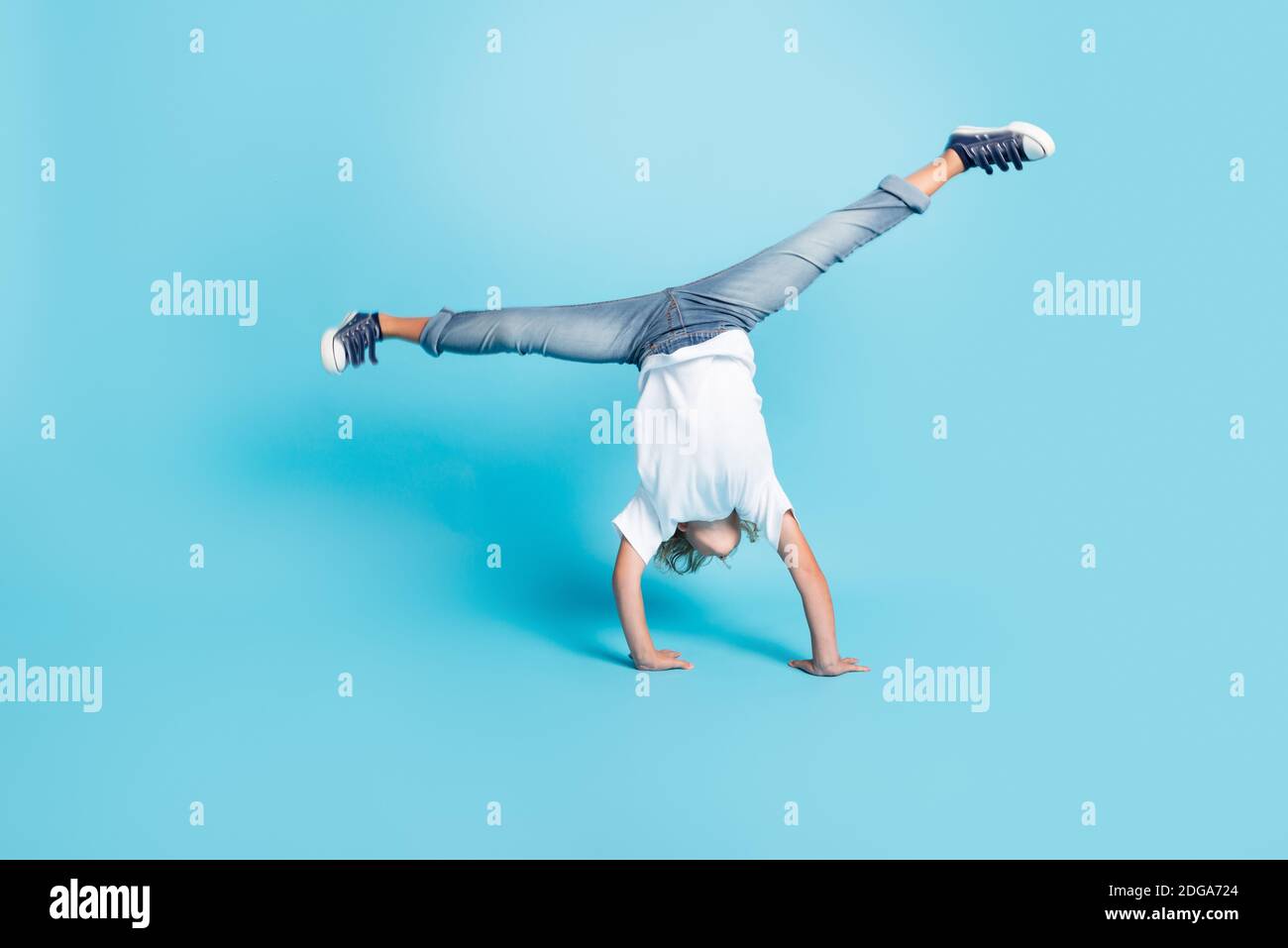 Hand stand handstand acrobat hi-res stock photography and images - Alamy