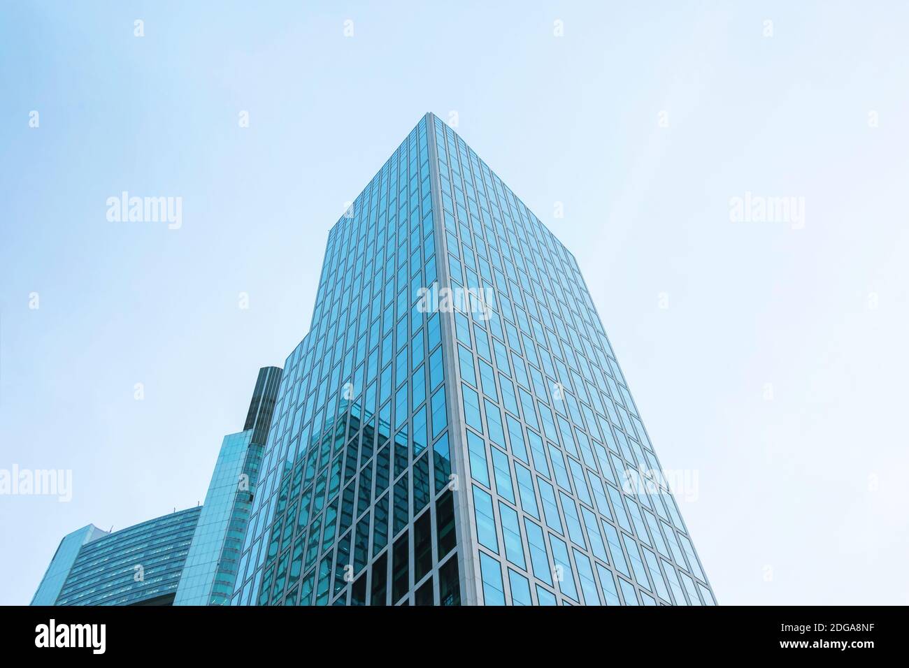 Tall glass skyscraper in the center of the frame Stock Photo - Alamy