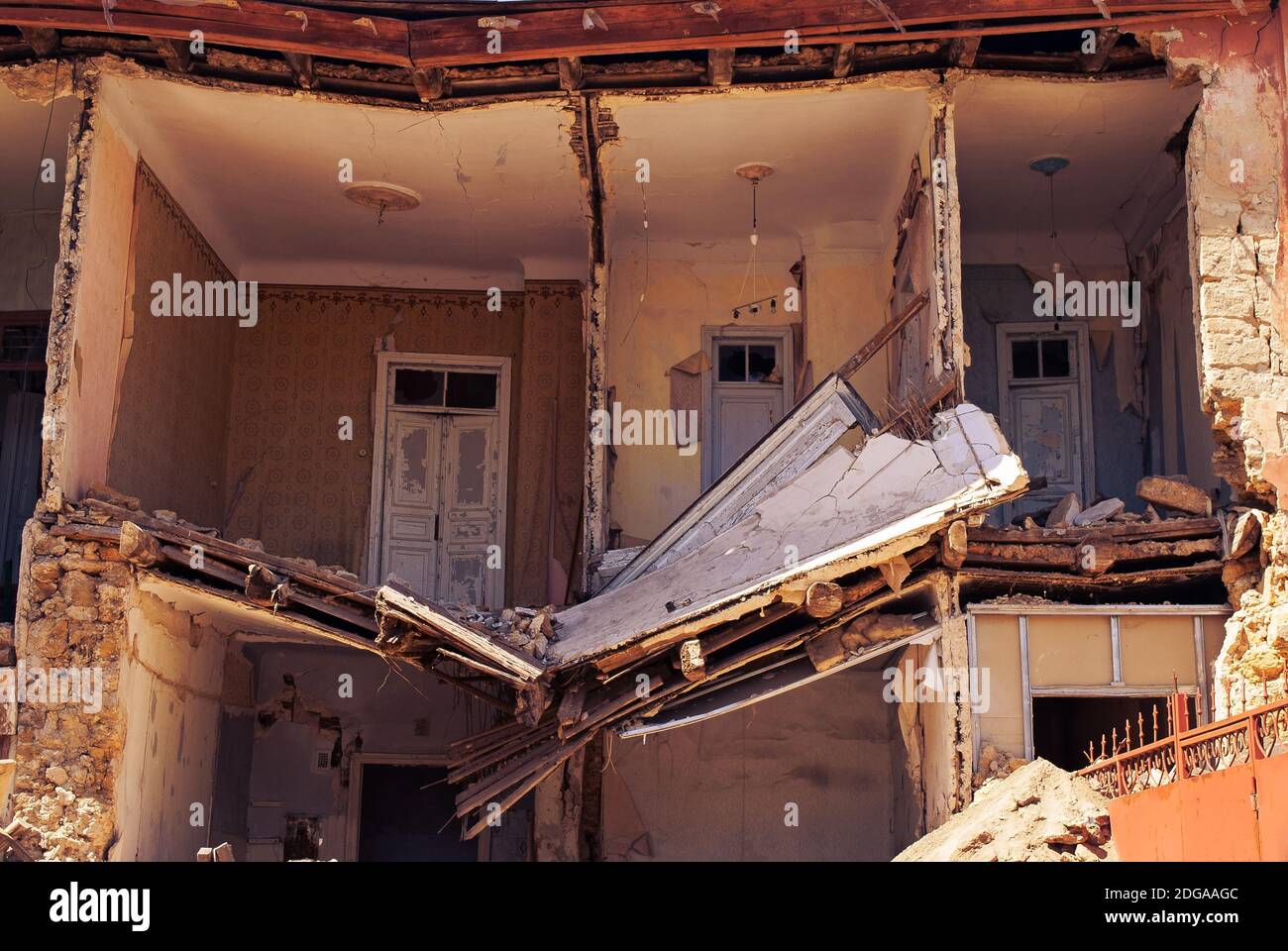 Collapsed building facade hi-res stock photography and images - Alamy