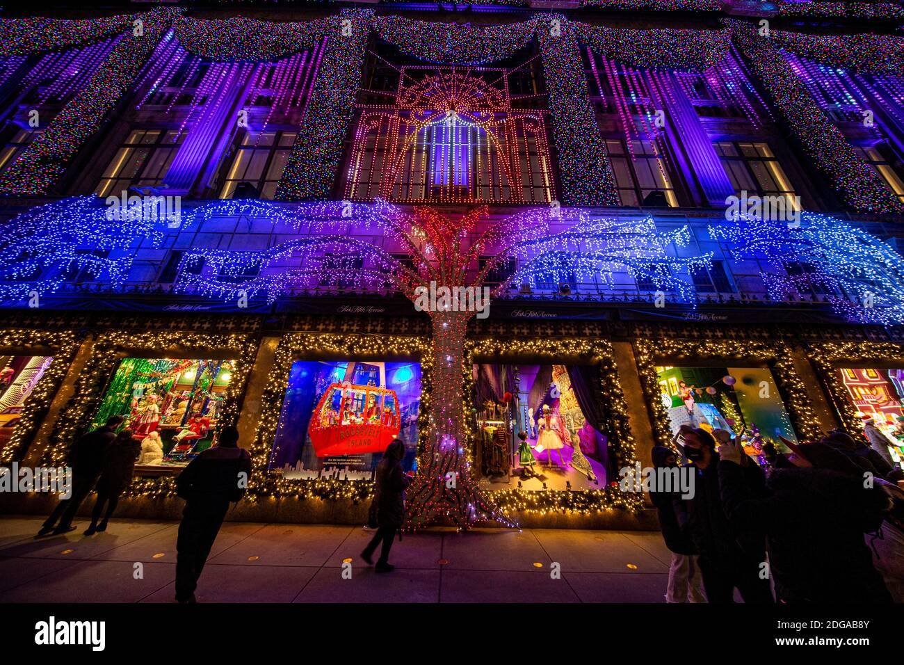 Saks windows hi-res stock photography and images - Alamy