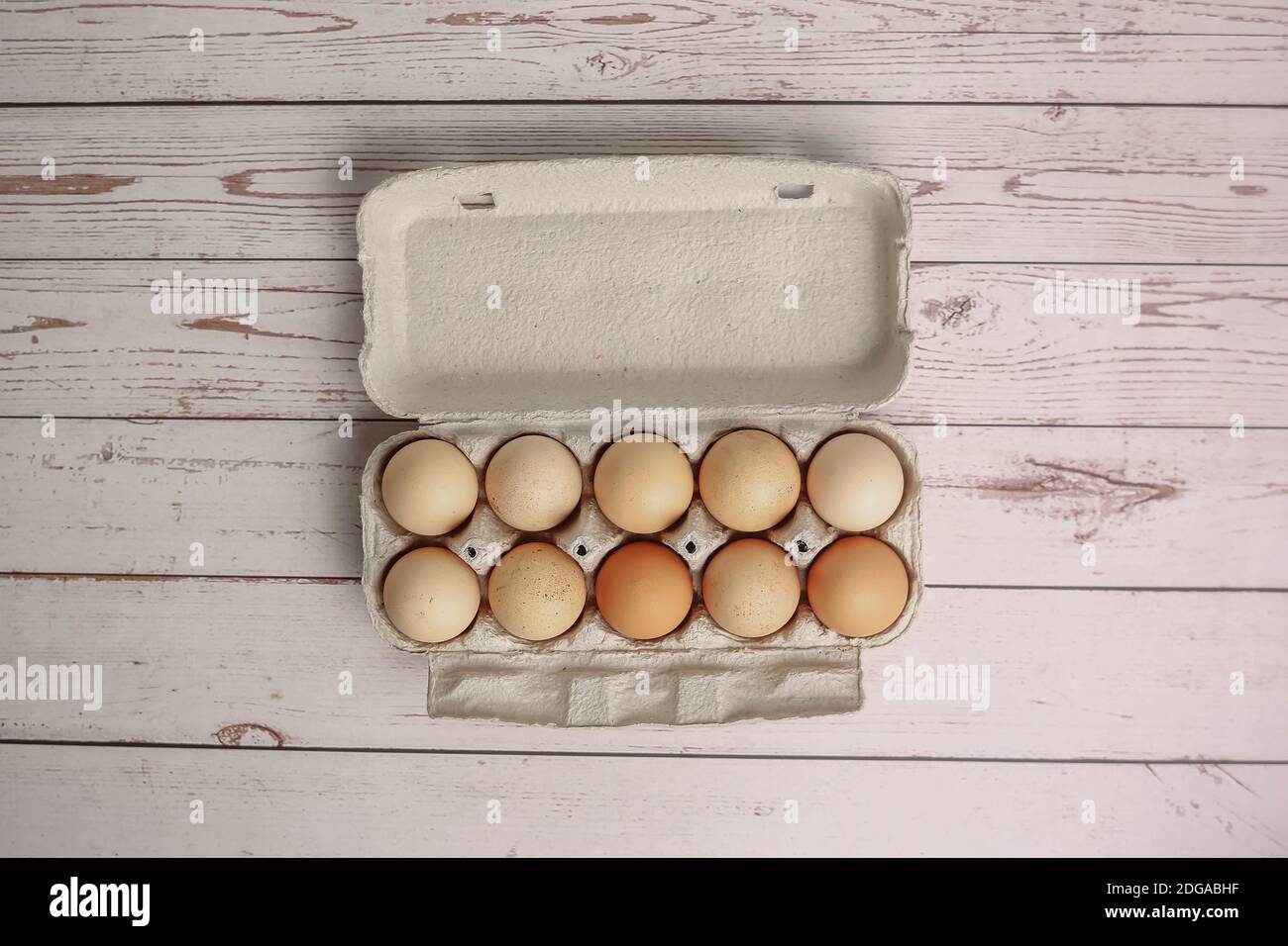 Organic chicken eggs business For the health of consumers Arrange the eggs into the paper egg ...