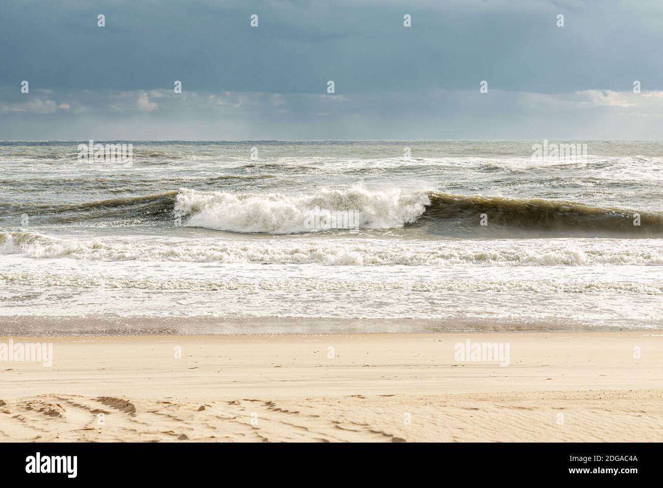 Cresting wave at Town Line Beach, Wainscott, NY Stock Photo - Alamy